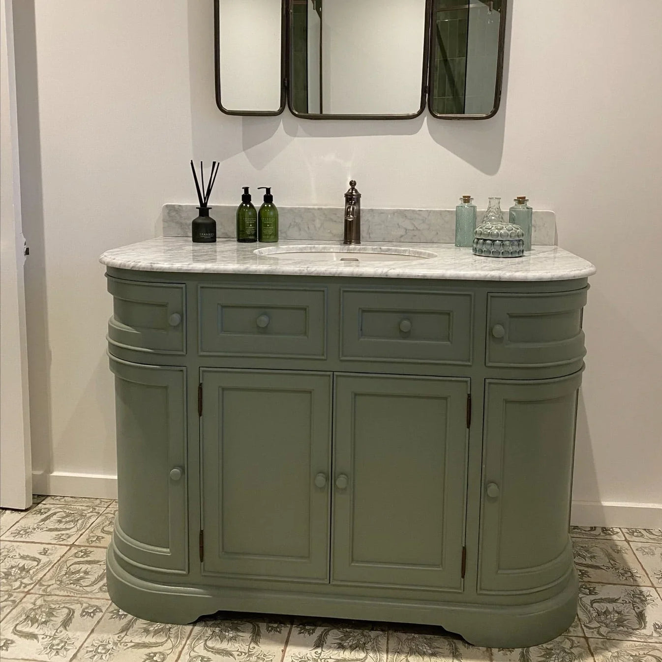 Curved Single Sink Vanity Unit with Marble Top (1200mm)
